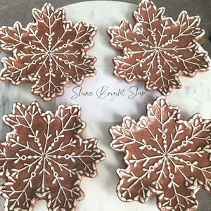 Pottery Barn | Dining | Pottery Barn Gingerbread Snowflake Plates Set ...